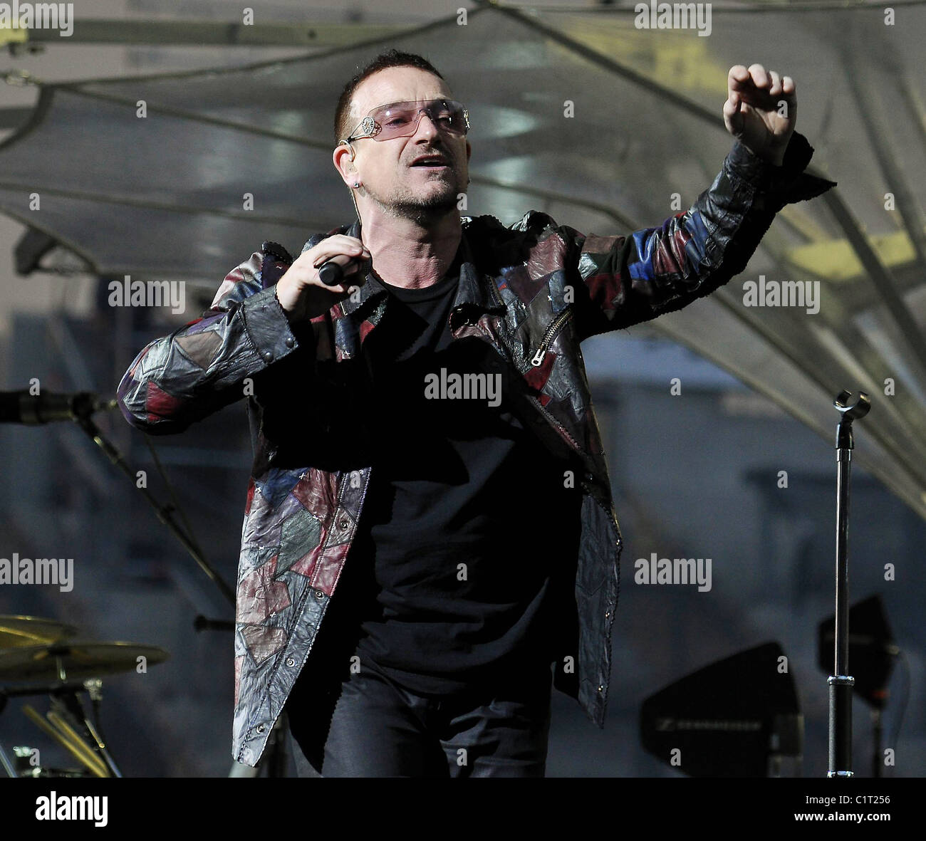 Bono U2 perform their final show in Dublin as part of their 360˚ Tour ...