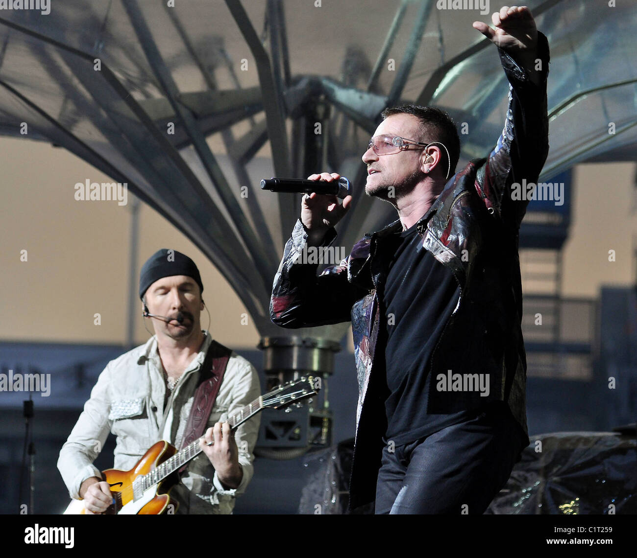 Bono U2 perform their final show in Dublin as part of their 360˚ Tour ...