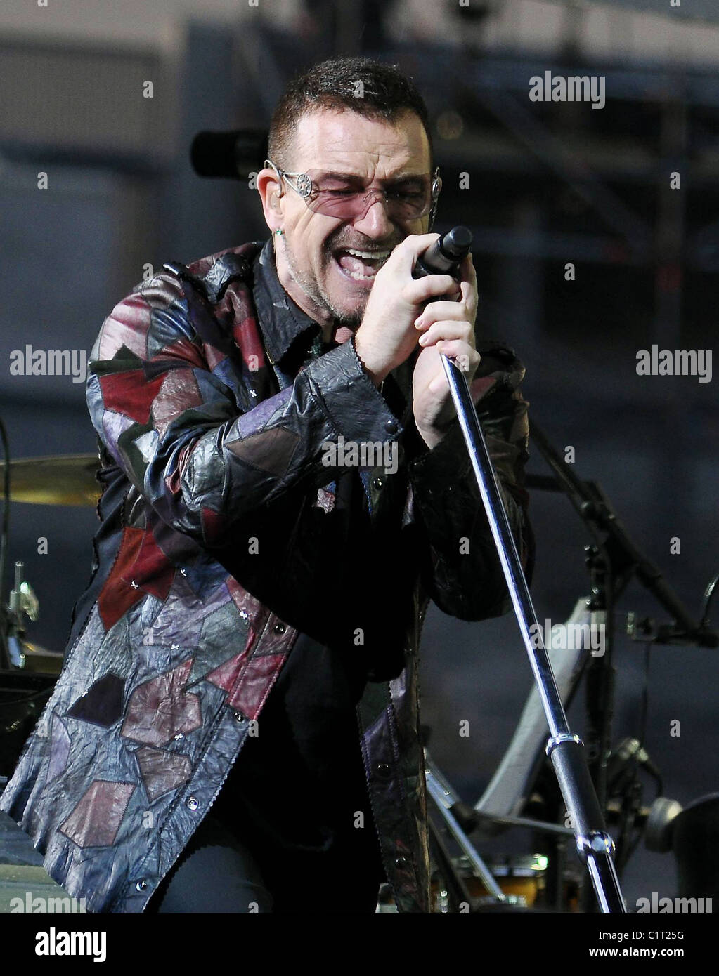 Bono U2 perform their final show in Dublin as part of their 360˚ Tour ...