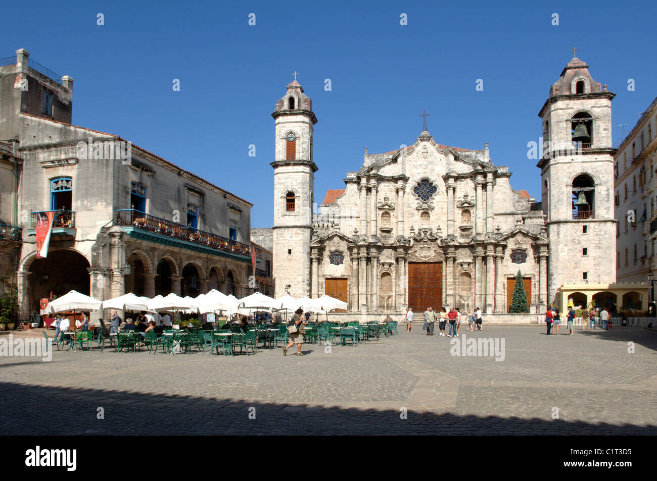 Hanava Cathedral and square Cuba Stock Photo - Alamy