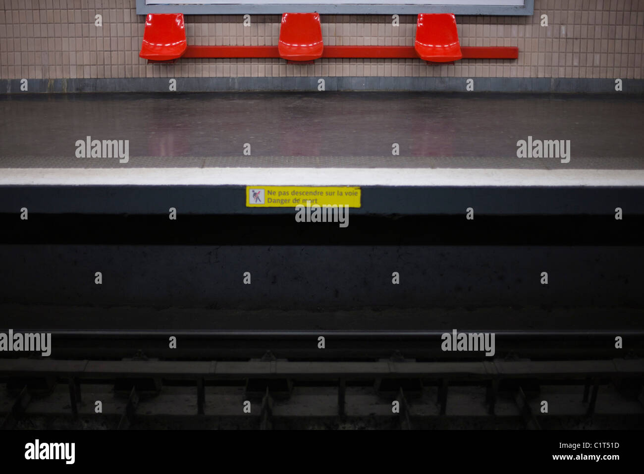 Empty subway platform Stock Photo - Alamy