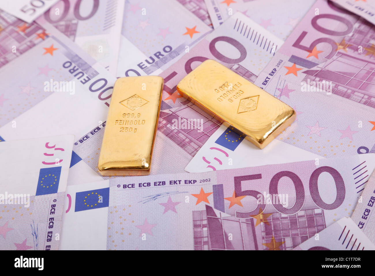 500 Euro bank notes, gold bars Stock Photo - Alamy
