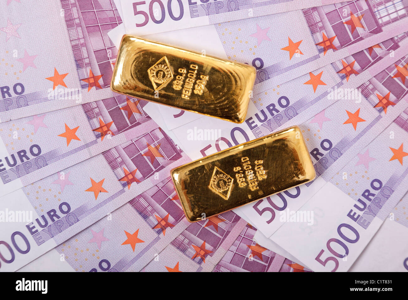 Luxury wealth 500 bank notes hi-res stock photography and images - Alamy