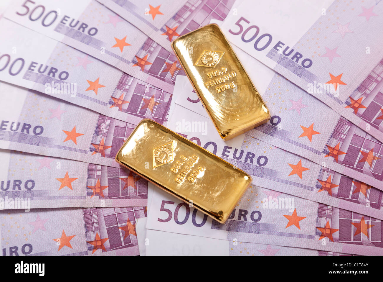 500 Euro bank notes, gold bars Stock Photo - Alamy