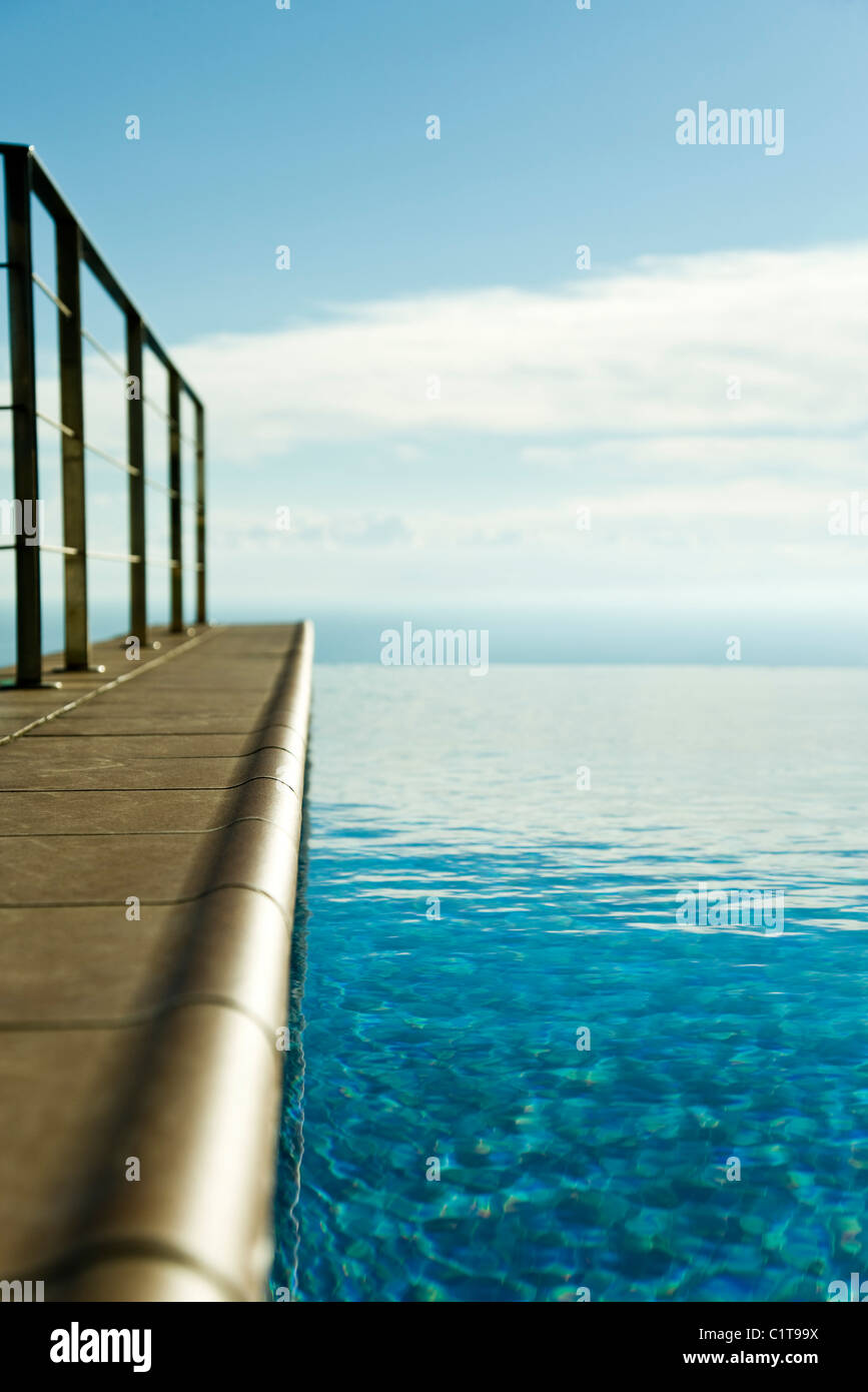 Infinity pool hi-res stock photography and images - Alamy