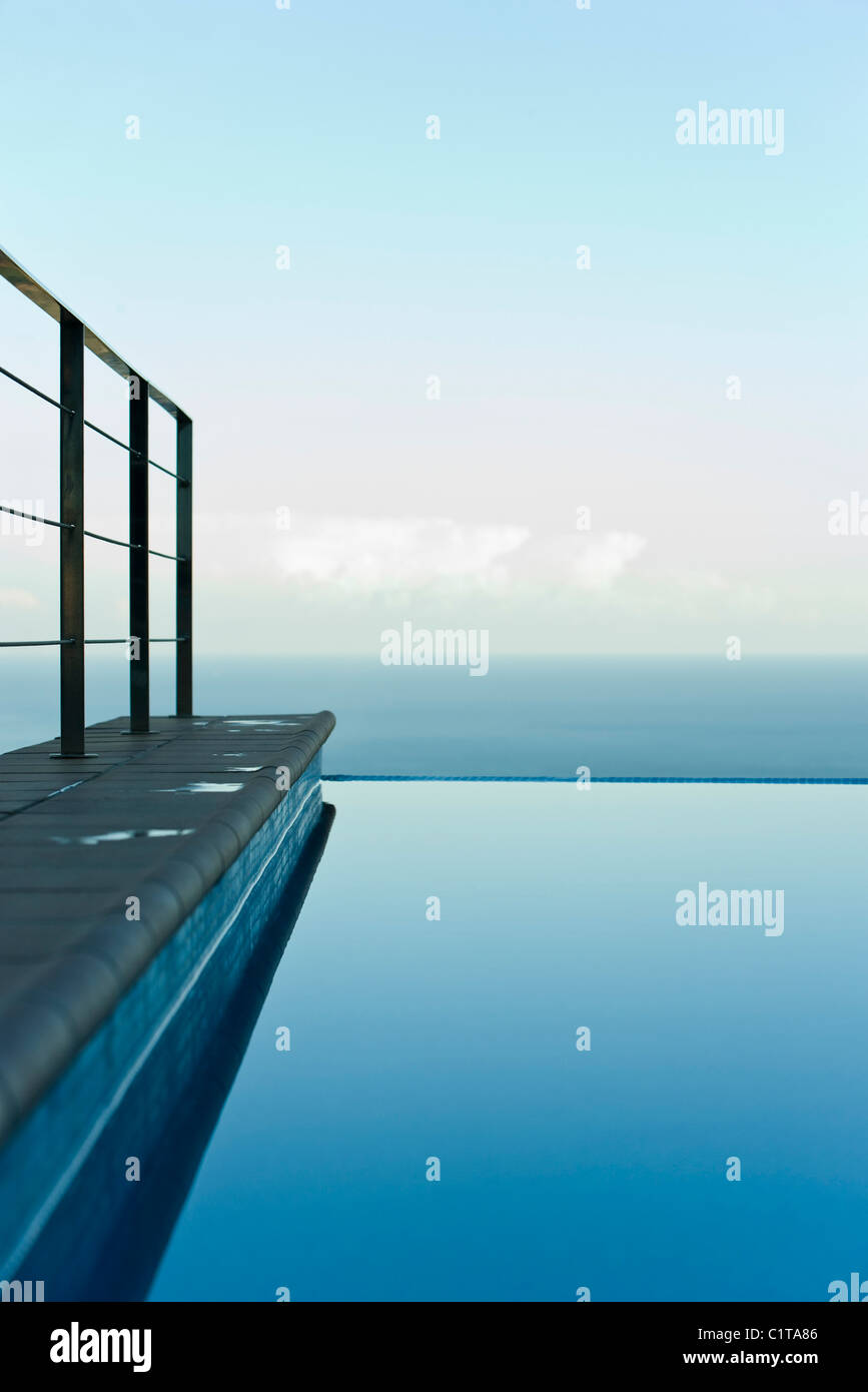 Infinity pool hi-res stock photography and images - Alamy