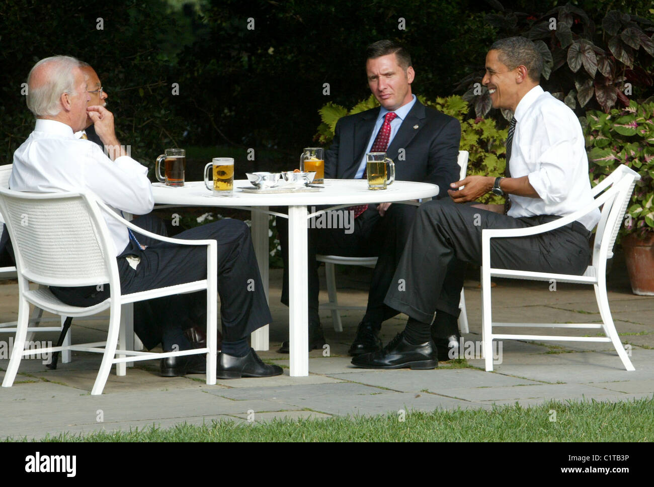 President Barack Obama sits with Police Sergeant James Crowley (2nd ...