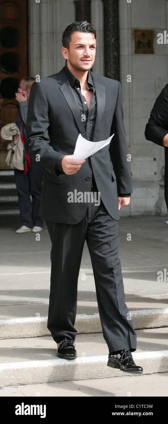 Peter andre court ouside 7 310709 paper hi-res stock photography and ...