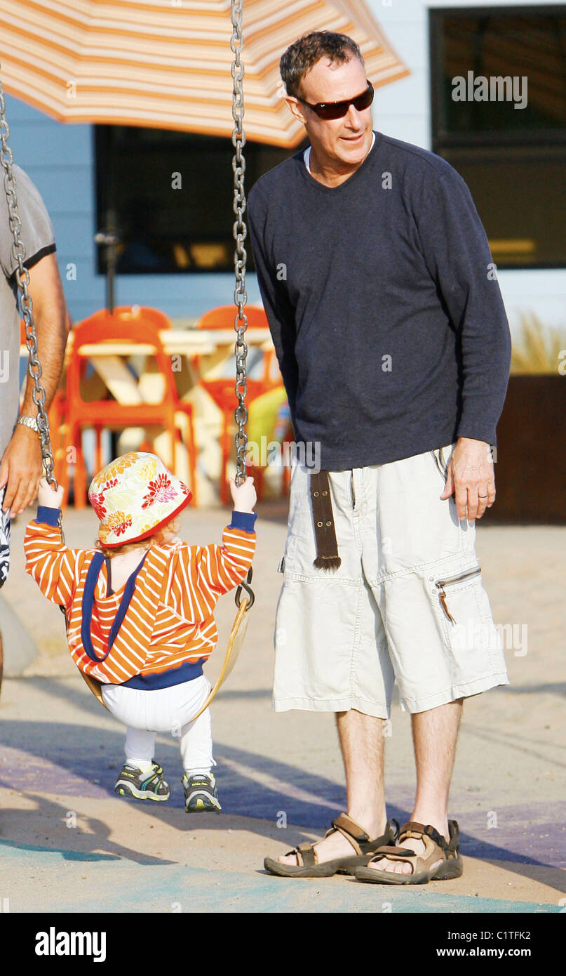 Tom Mahoney takes his twin daughters Eden and Savannah to Santa Monica ...