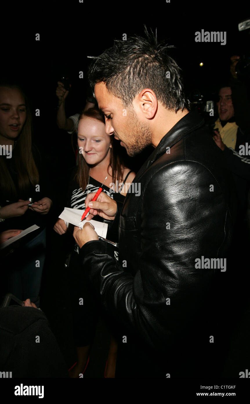Peter Andre leaves Radio one and signs autographs for fans London ...