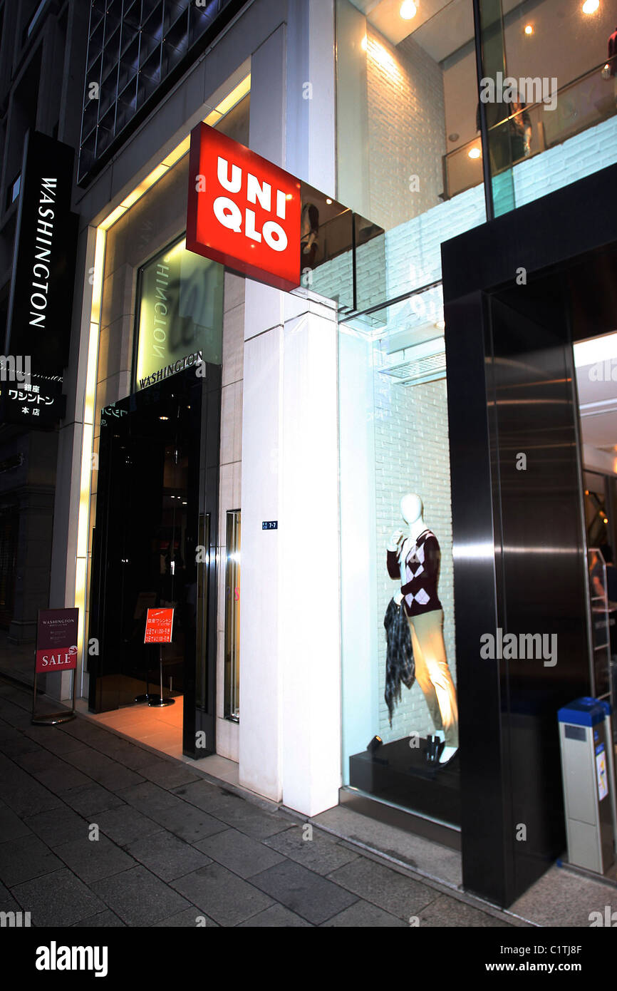 Agyness Deyn featured on billboard advertisements Uni Qlo stores. Toyko ...