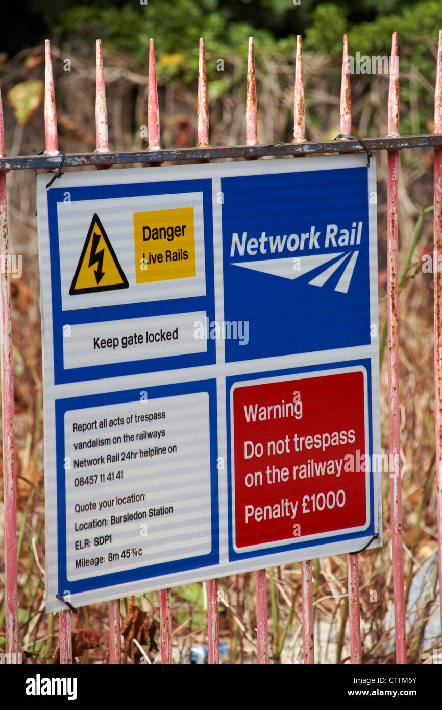 Warning trespass on railway penalty hi-res stock photography and images ...