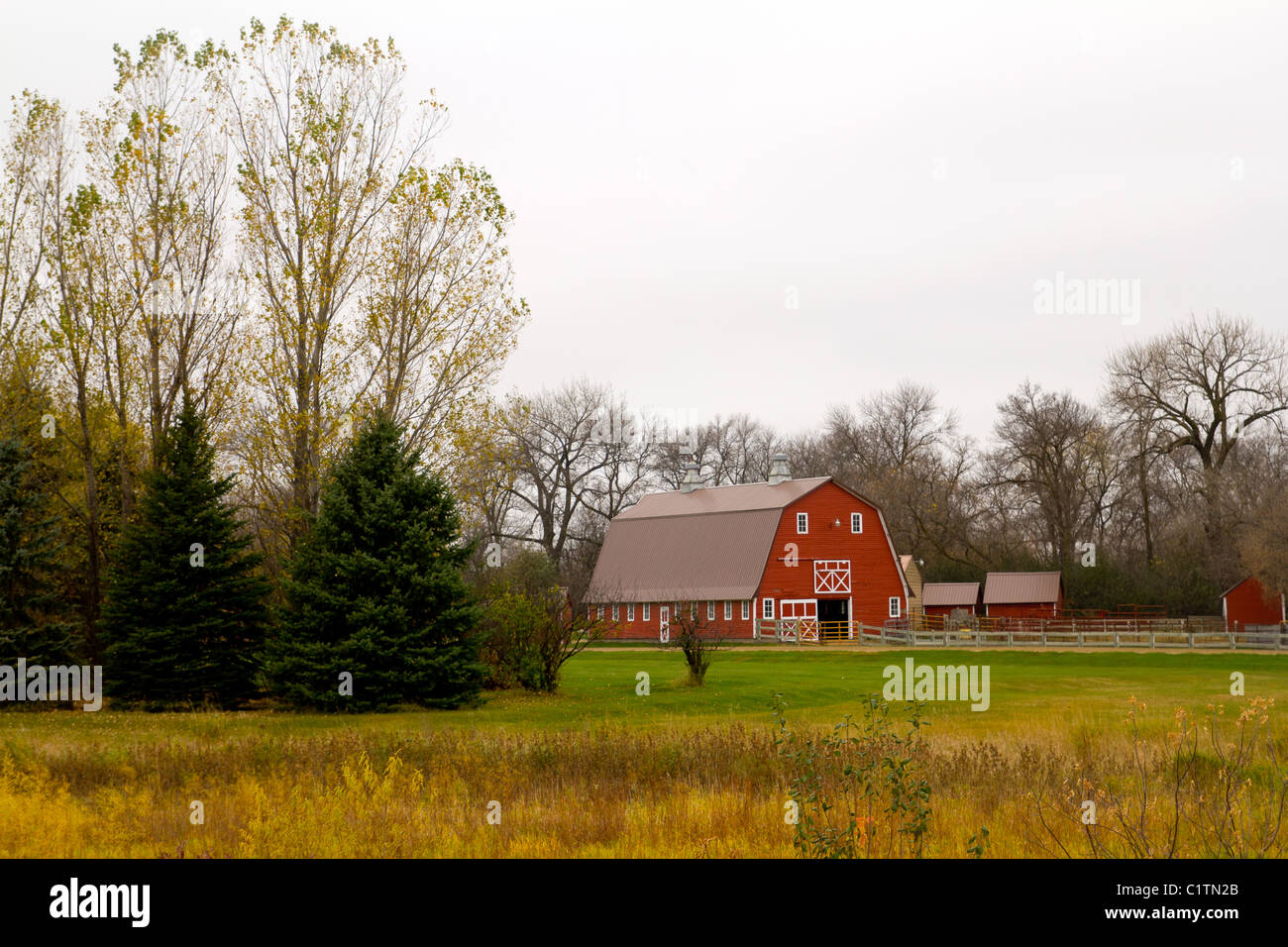 Red barn farm hi-res stock photography and images - Alamy