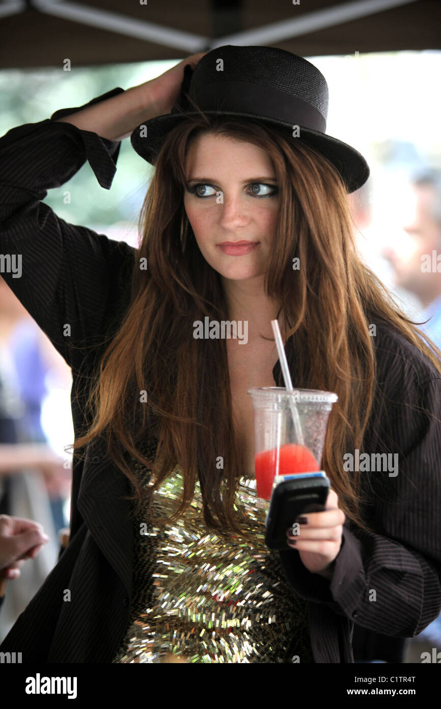 Mischa Barton on the set of 'The Beautiful Life' filming in Manhattan ...