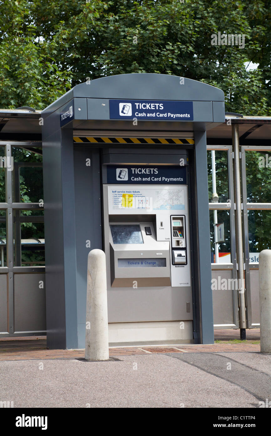 Self service ticket machine hi-res stock photography and images - Alamy