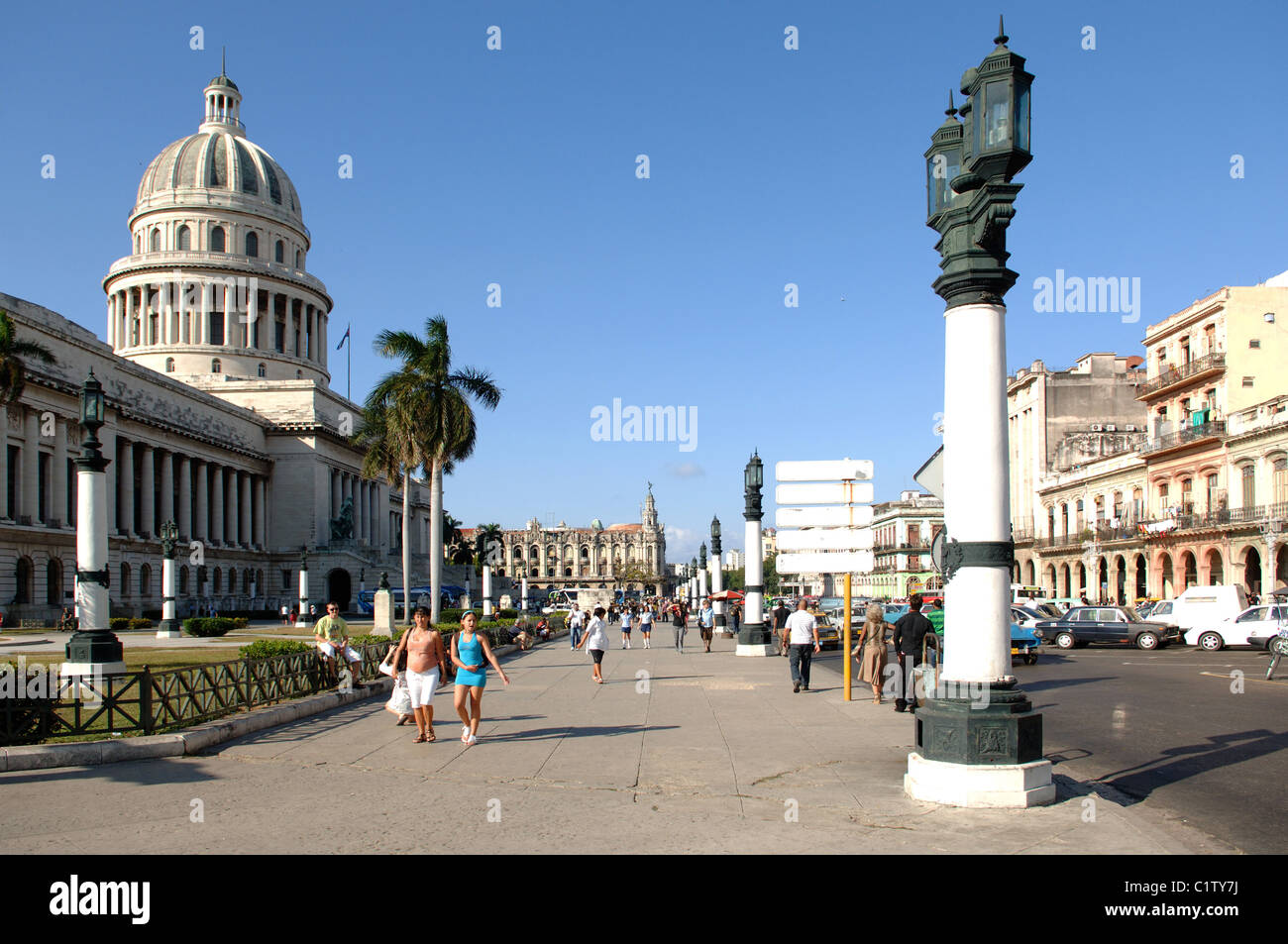 Havana Cuba street scenes and statues Stock Photo - Alamy