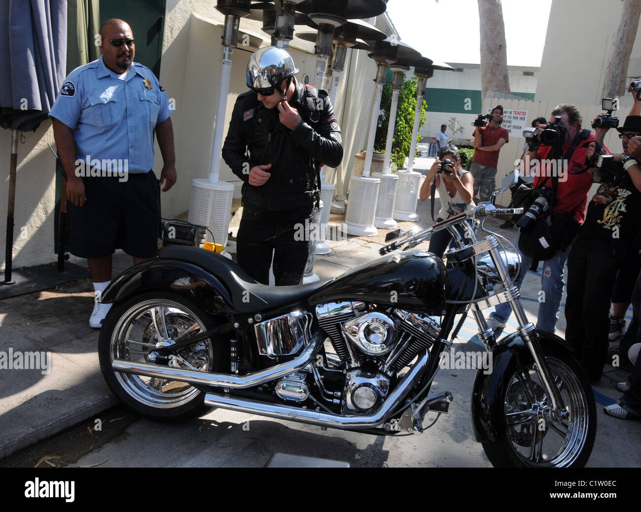 Justin Timberlake is surrounded by photographers as he leaves Cafe Med ...