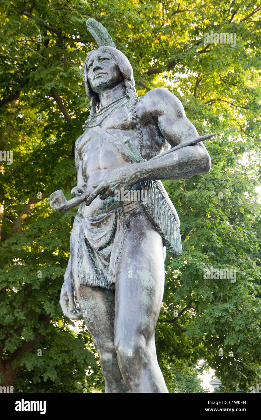 native american statue in plymouth massachusetts Stock Photo - Alamy