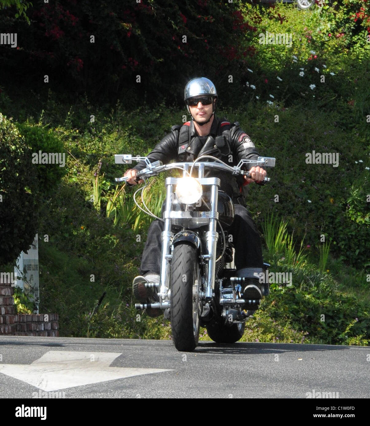 Justin Timberlake is surrounded by photographers as he leaves Cafe Med ...