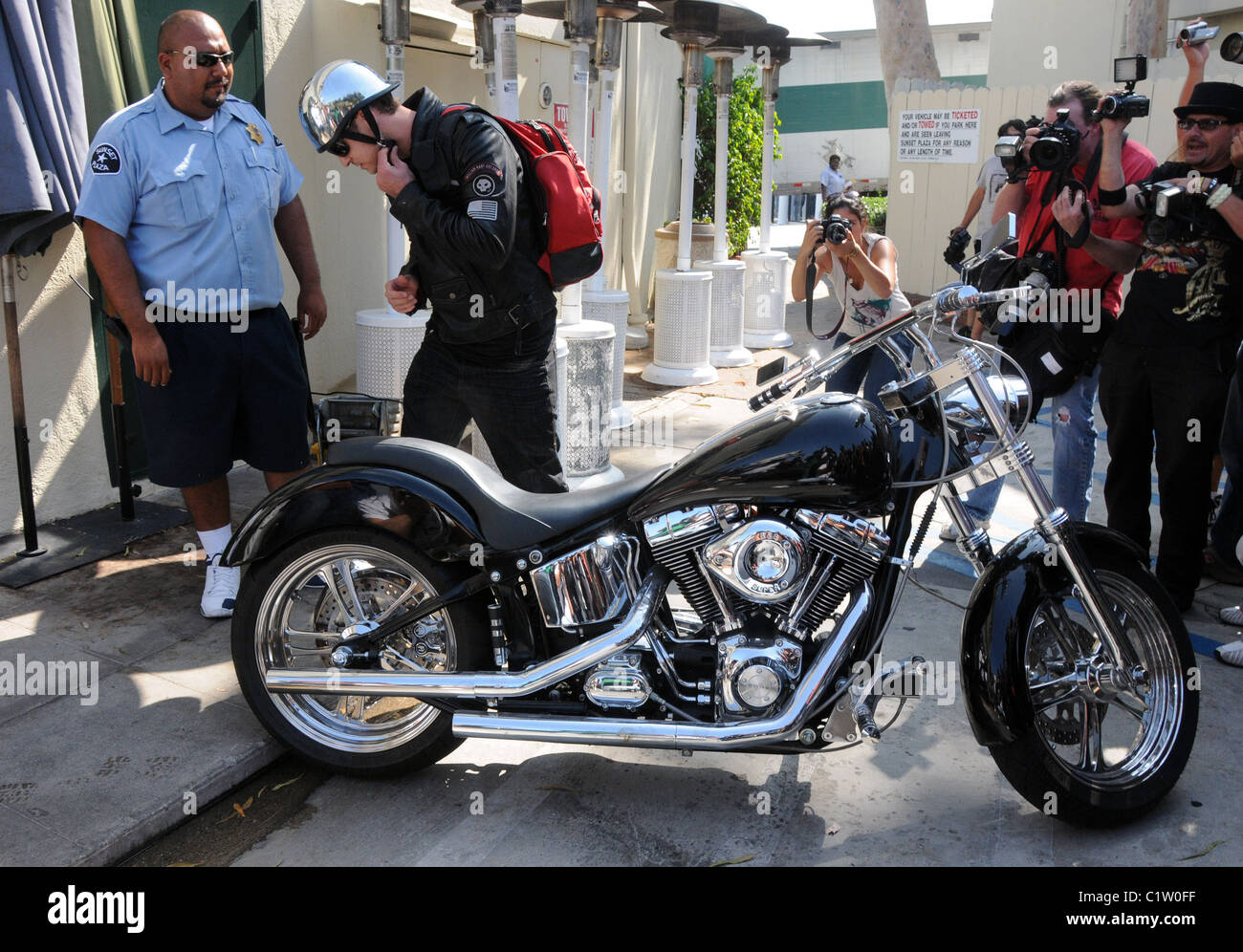 Justin Timberlake is surrounded by photographers as he leaves Cafe Med ...