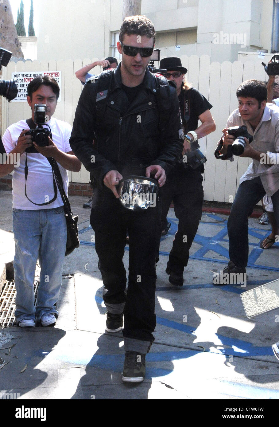 Justin Timberlake is surrounded by photographers as he leaves Cafe Med ...