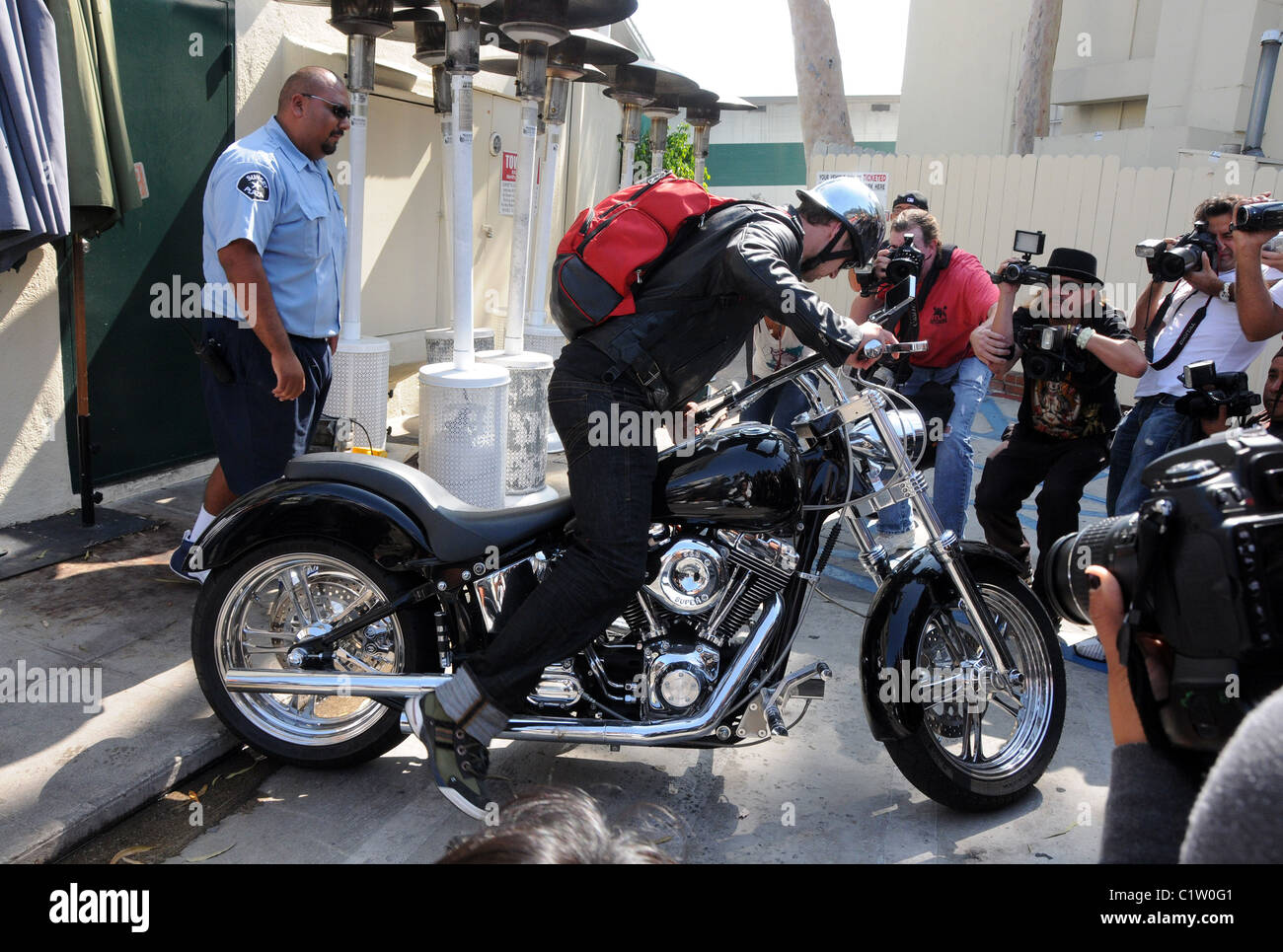 Justin Timberlake is surrounded by photographers as he leaves Cafe Med ...