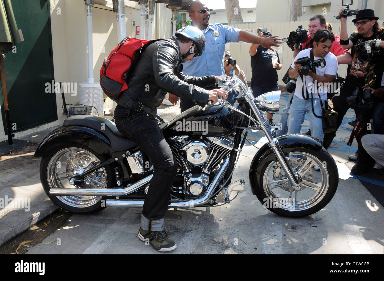 Justin Timberlake is surrounded by photographers as he leaves Cafe Med ...