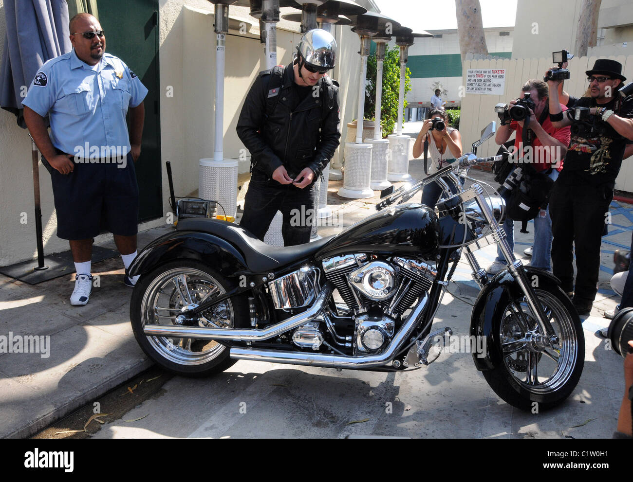Justin Timberlake is surrounded by photographers as he leaves Cafe Med ...