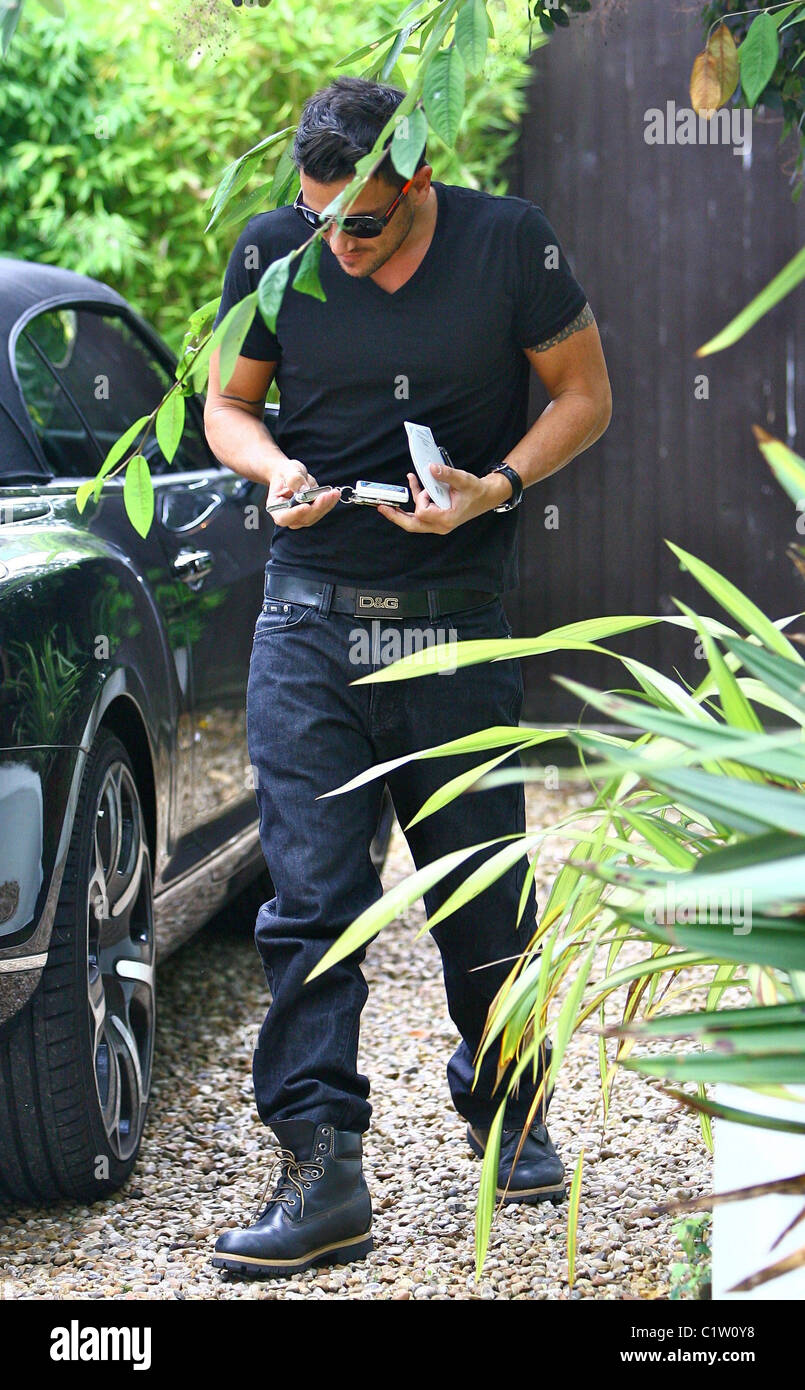 Peter Andre arrives back at his home after a 2 hour meeting with his ...