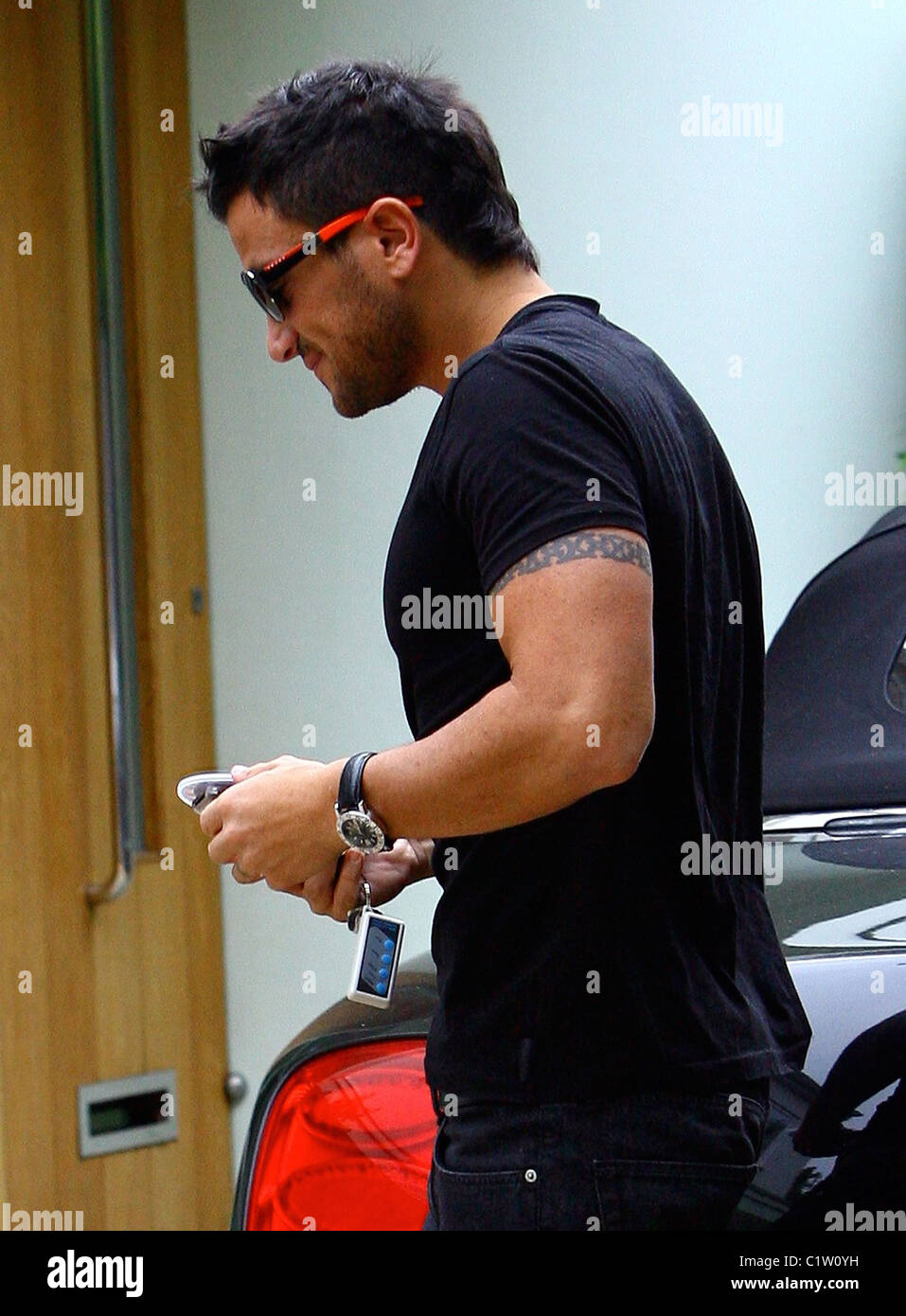 Peter Andre arrives back at his home after a 2 hour meeting with his ...