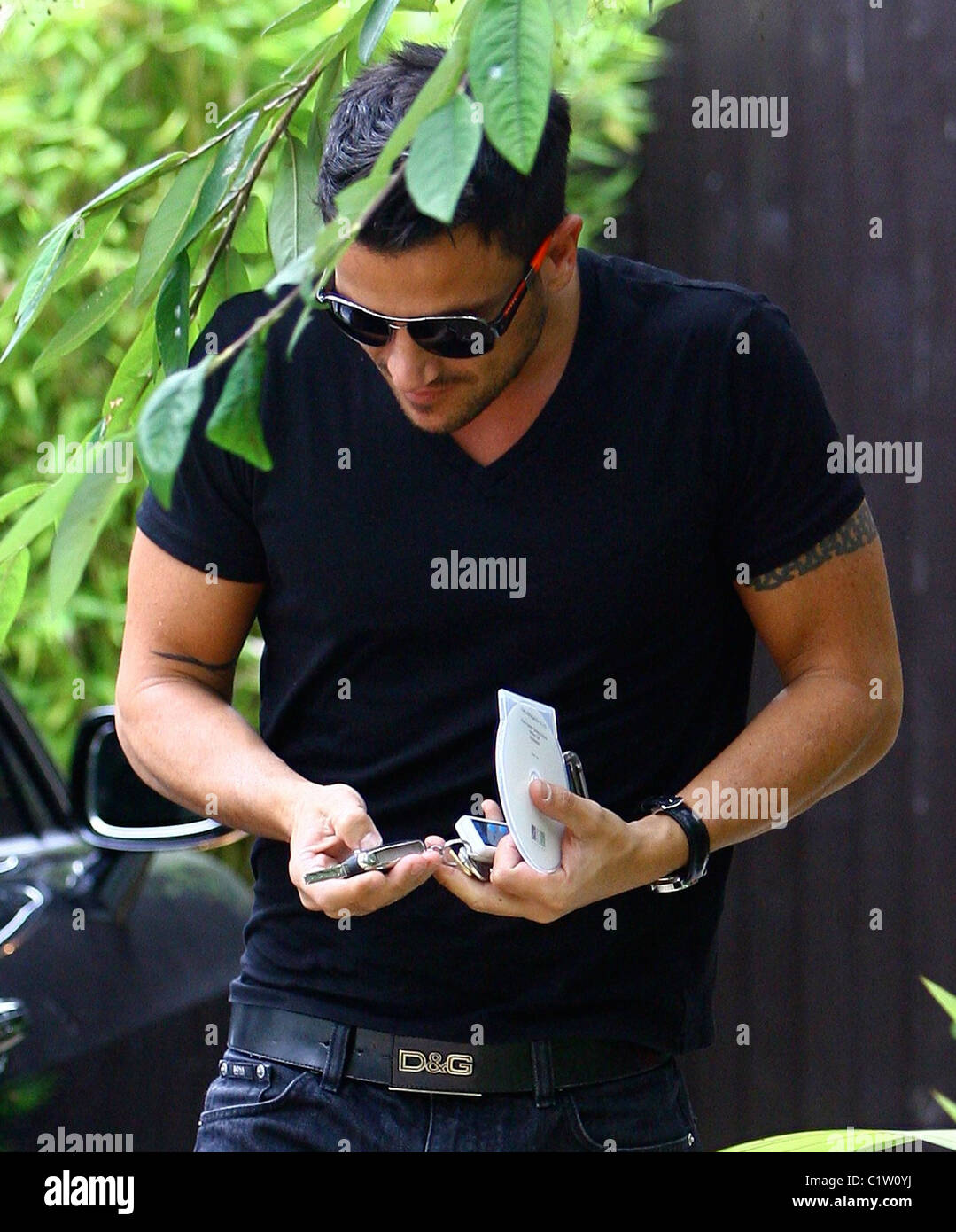 Peter Andre arrives back at his home after a 2 hour meeting with his ...
