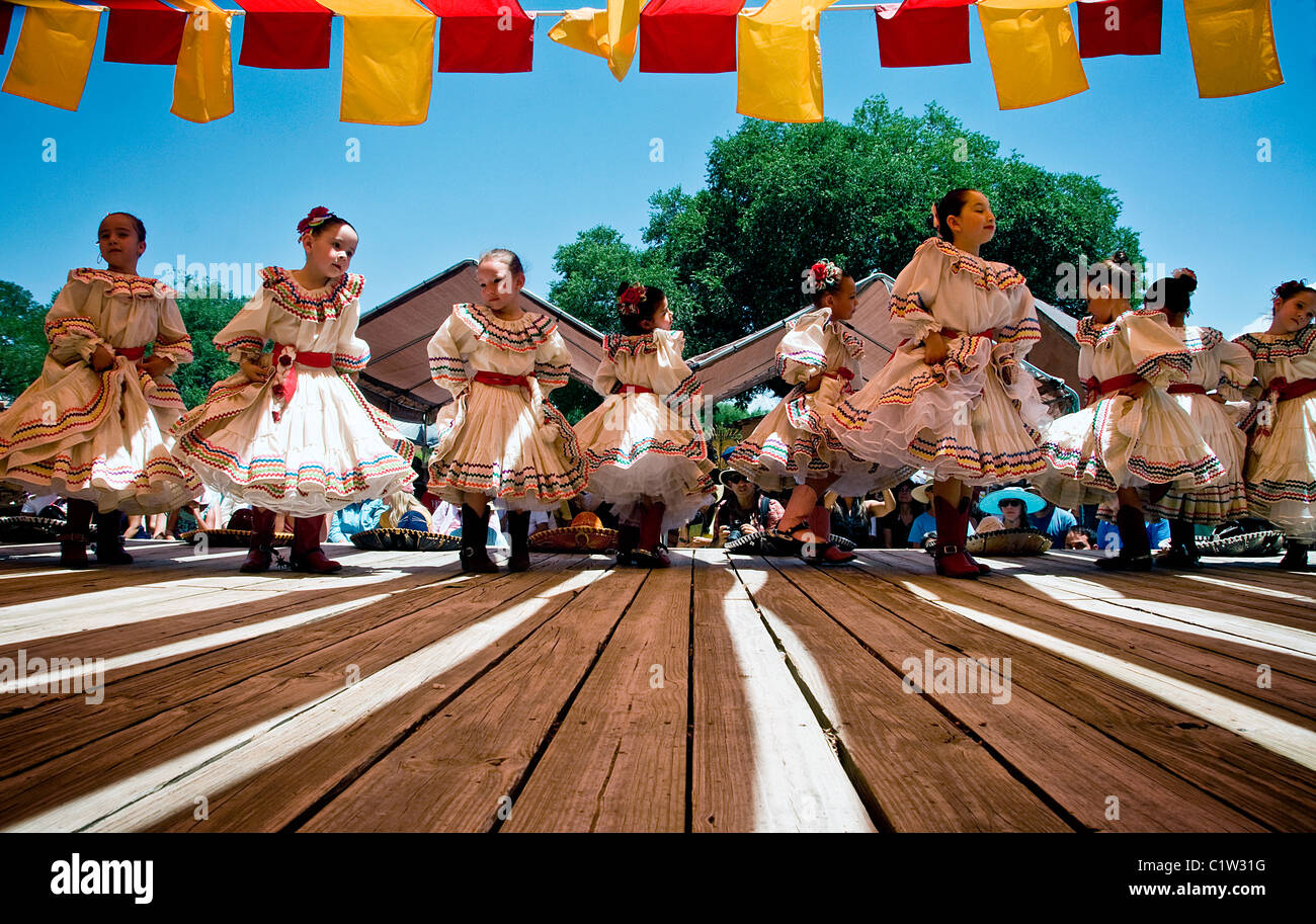 Baile folklorico hi-res stock photography and images - Alamy