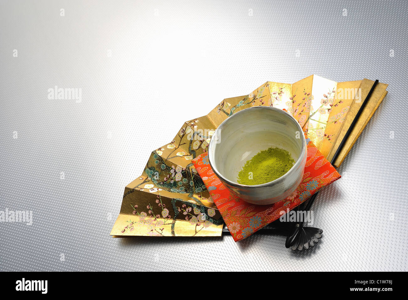 Close-up of a Japanese tea cup with a folding fan Stock Photo - Alamy