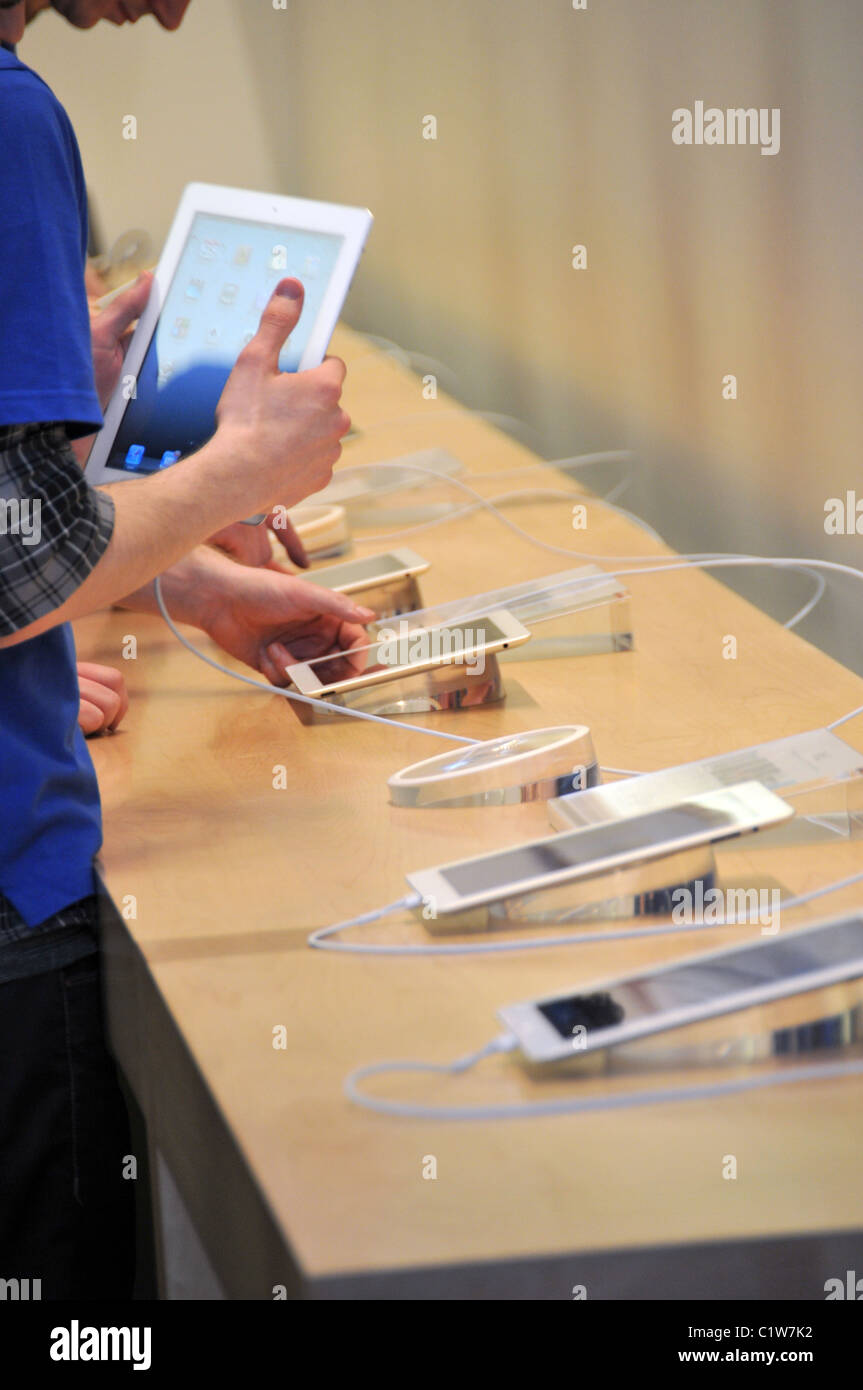 Store queue hi-res stock photography and images - Alamy