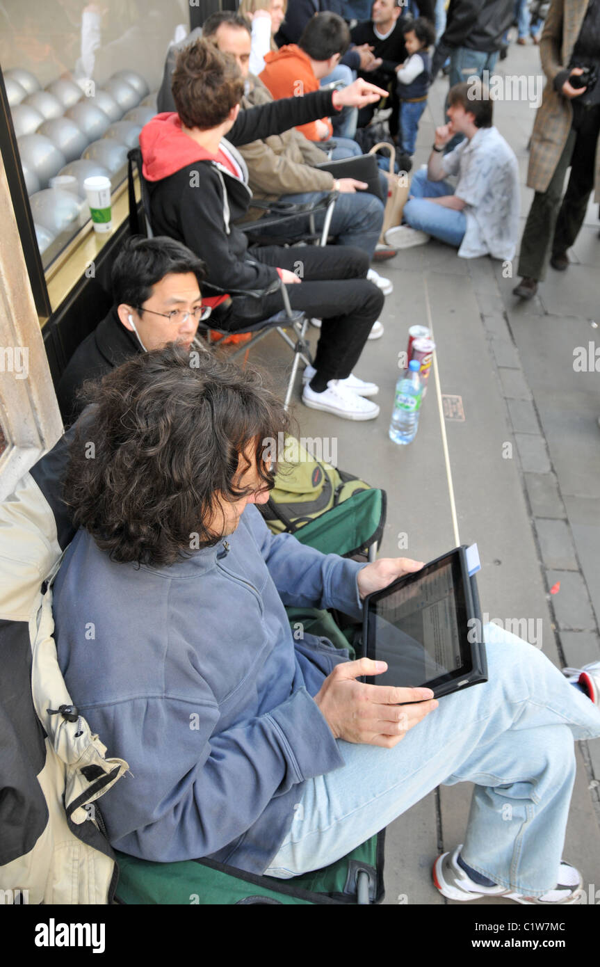 iPad 2 launch regent street Apple Store queue Apple Mac apps Stock ...