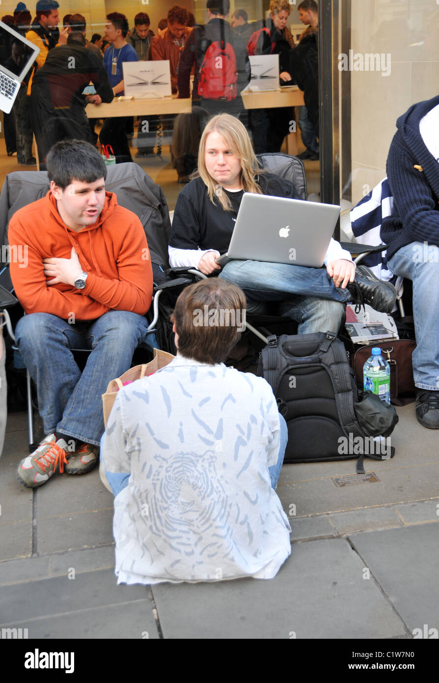 iPad 2 launch regent street Apple Store queue Apple Mac apps Stock ...