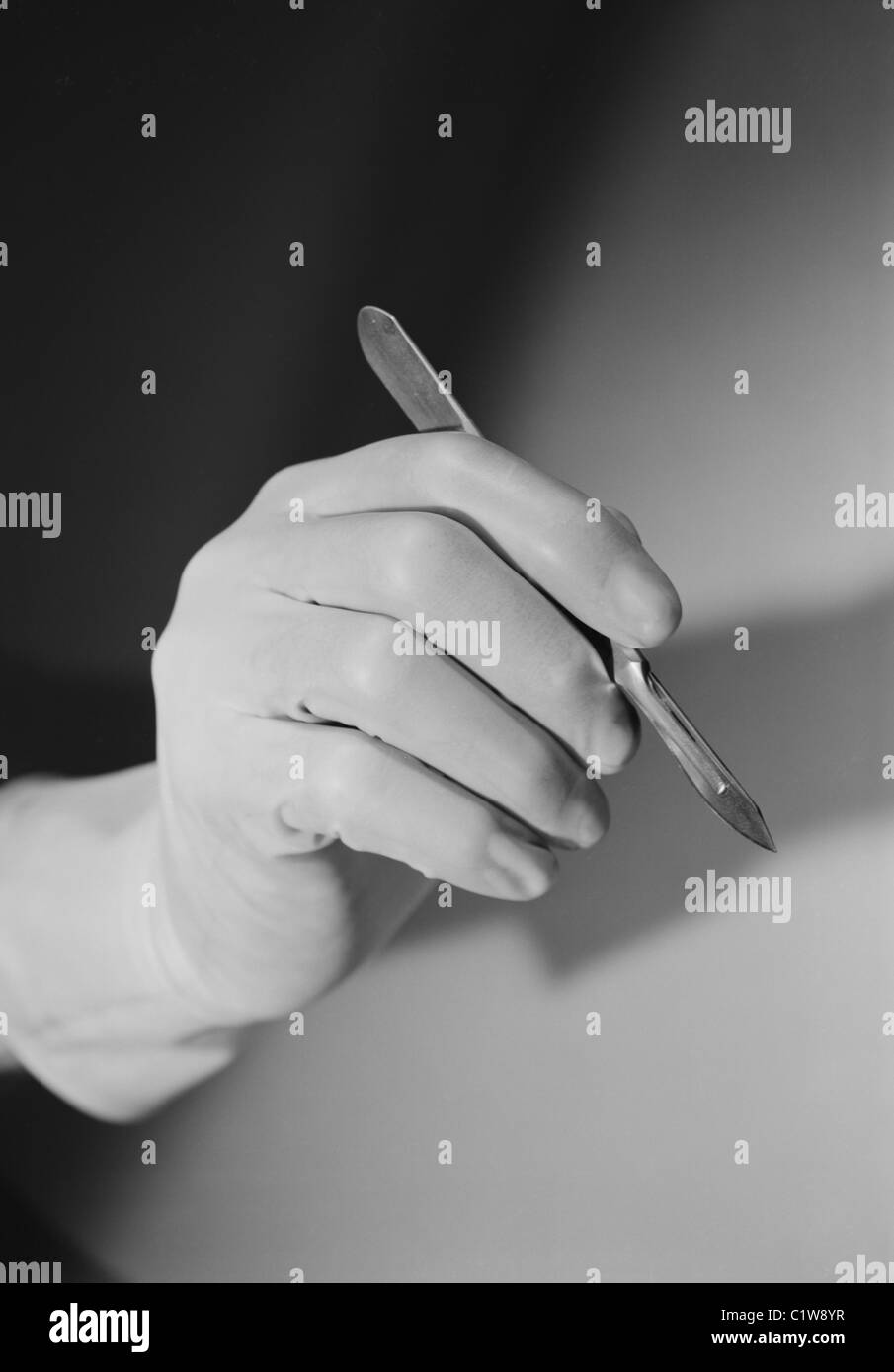 Hand holding scalpel Stock Photo - Alamy