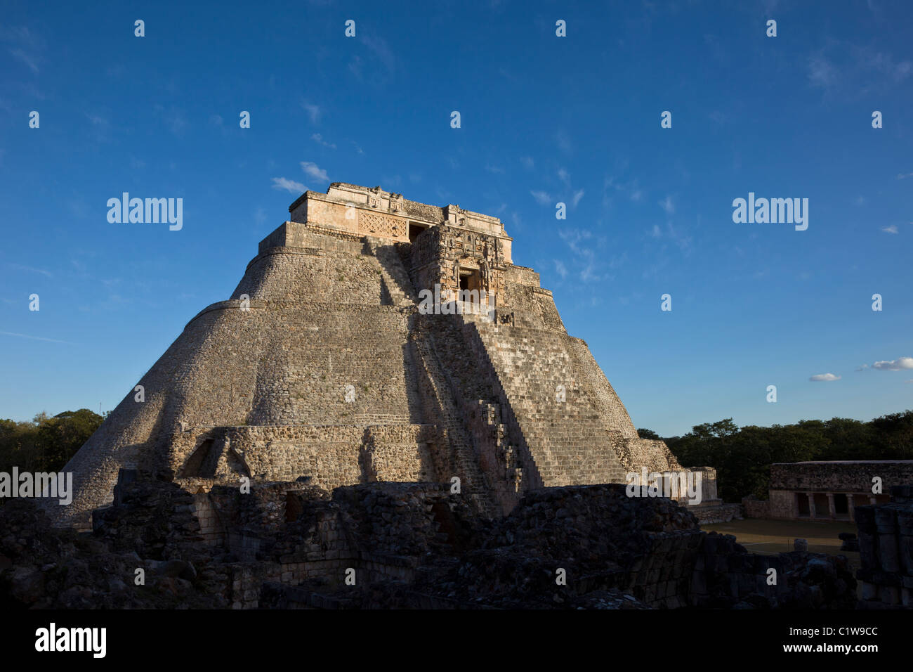 Maya piramide maya hi-res stock photography and images - Alamy