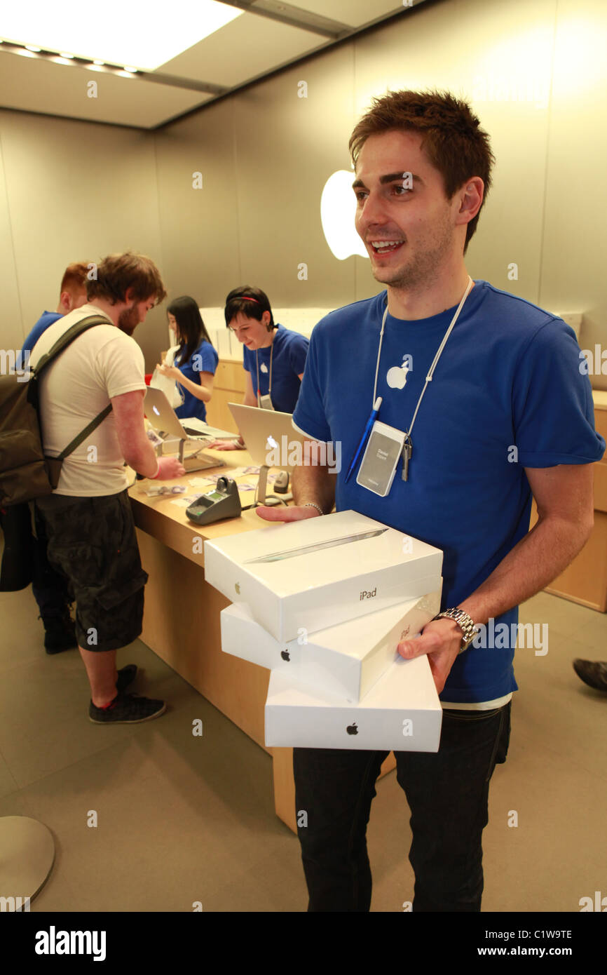 Thousands queue for iPad 2 at Apple stores Stock Photo - Alamy