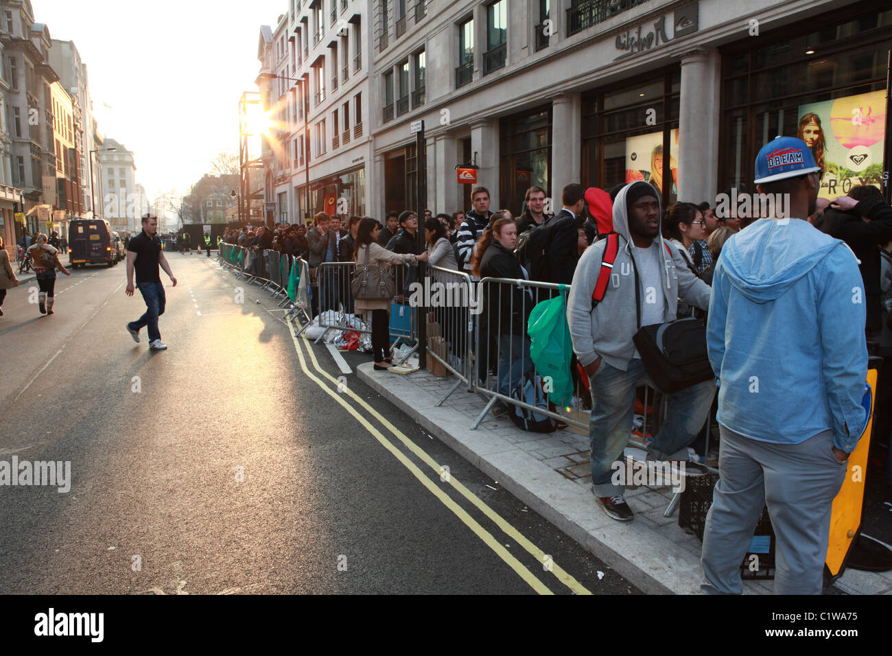 Thousands queue for iPad 2 at Apple stores Stock Photo - Alamy
