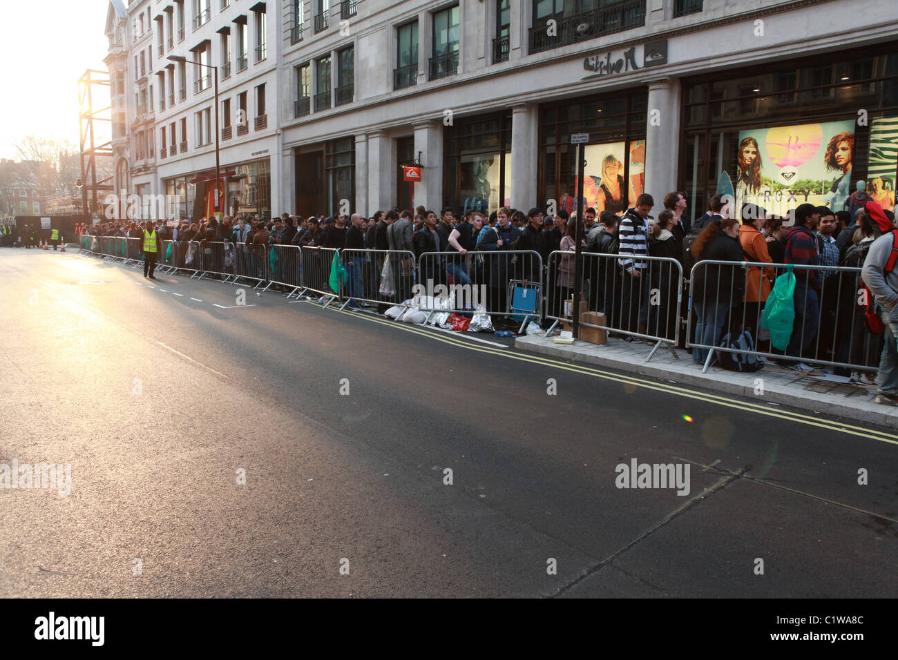 Thousands queue for iPad 2 at Apple stores Stock Photo - Alamy
