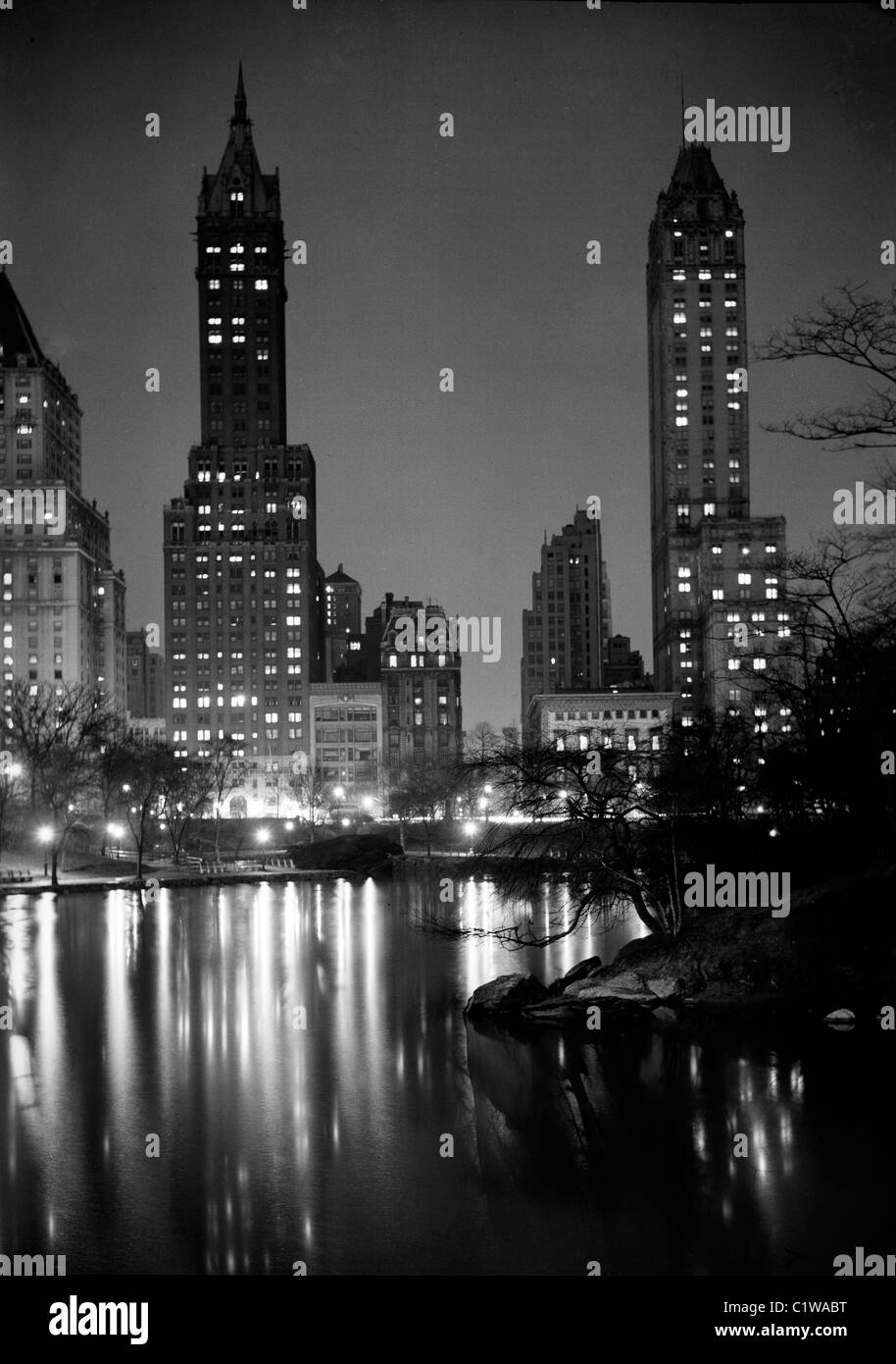 New york skyline at night vertical Black and White Stock Photos ...