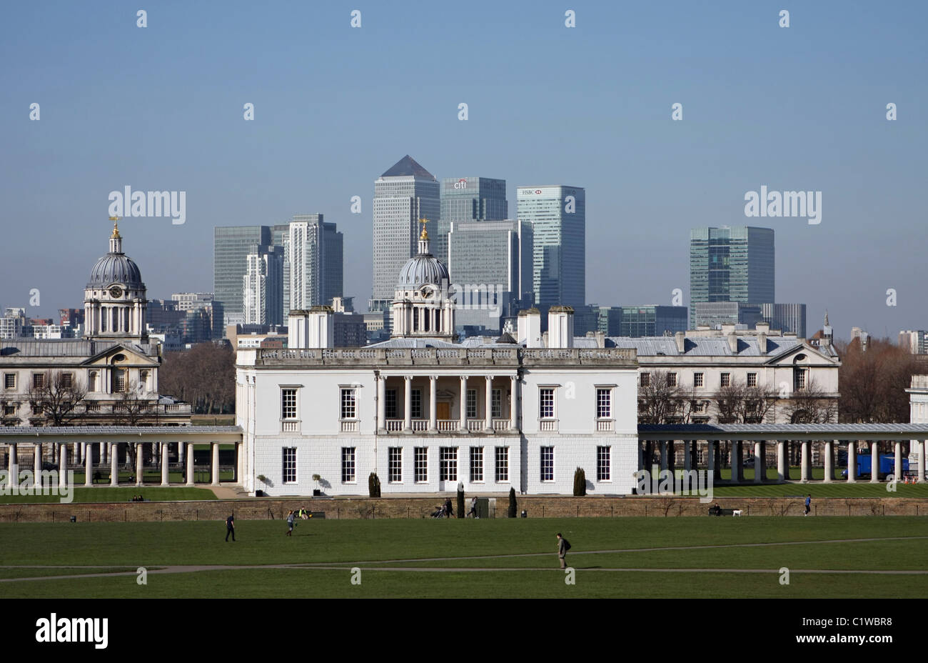Queens house museum and canary wharf skyline hi-res stock photography ...