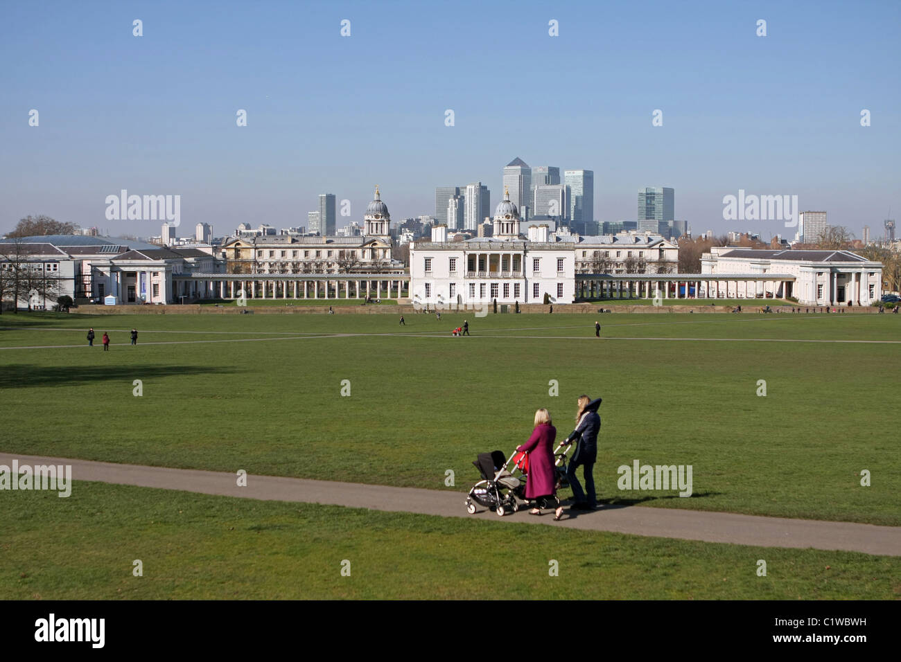 Queens house museum and canary wharf skyline hi-res stock photography ...