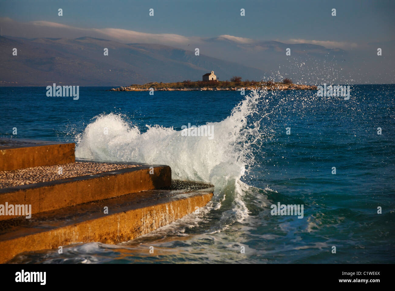 Strong wave hi-res stock photography and images - Alamy
