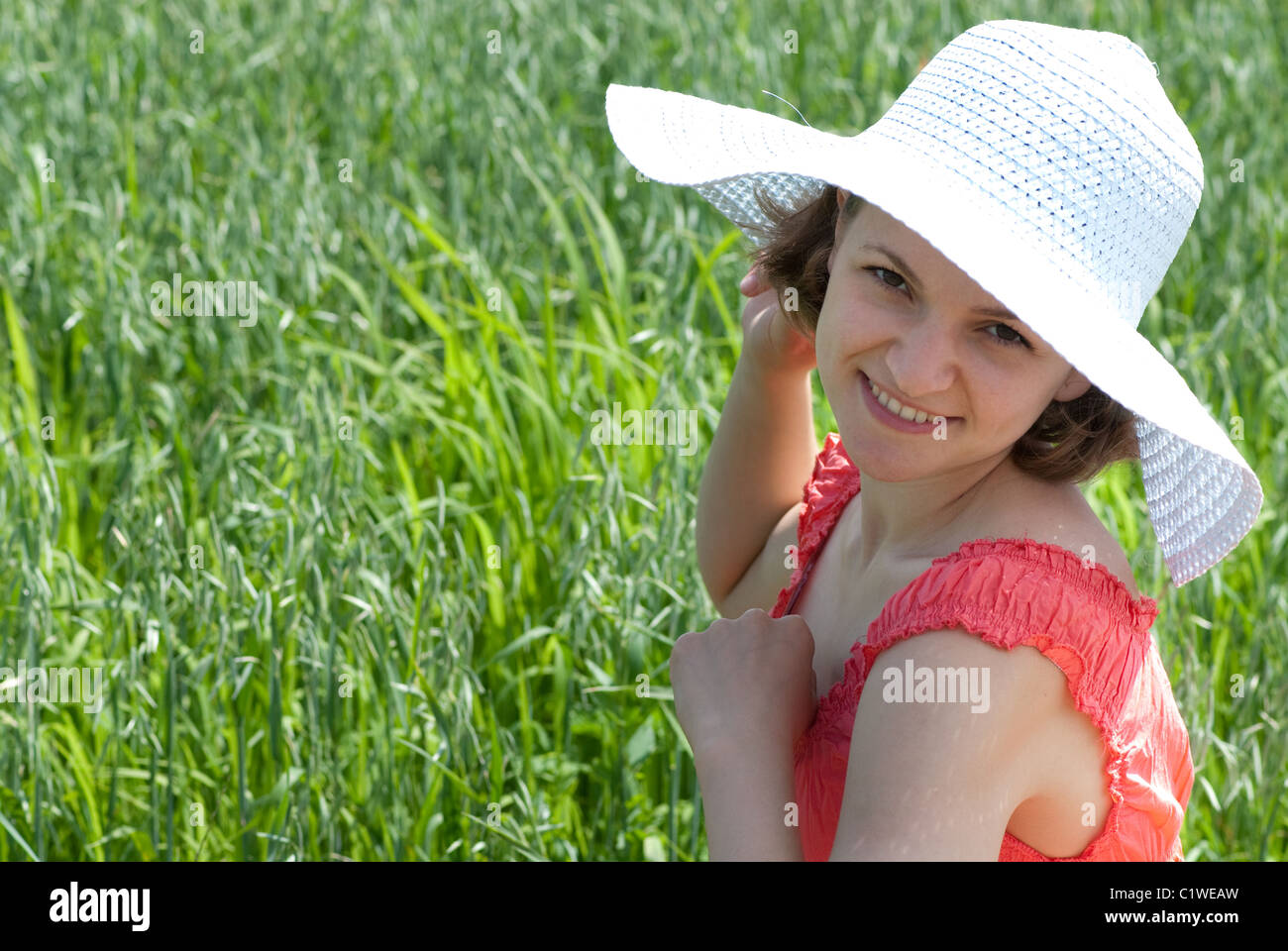 Young woman posing in corn field with big white hat Stock Photo - Alamy