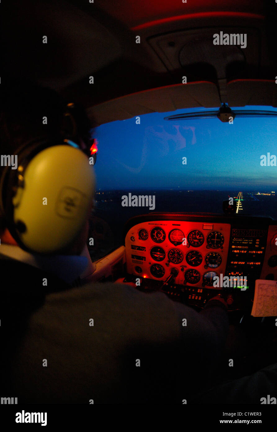 Cessna 172 cockpit hi-res stock photography and images - Alamy