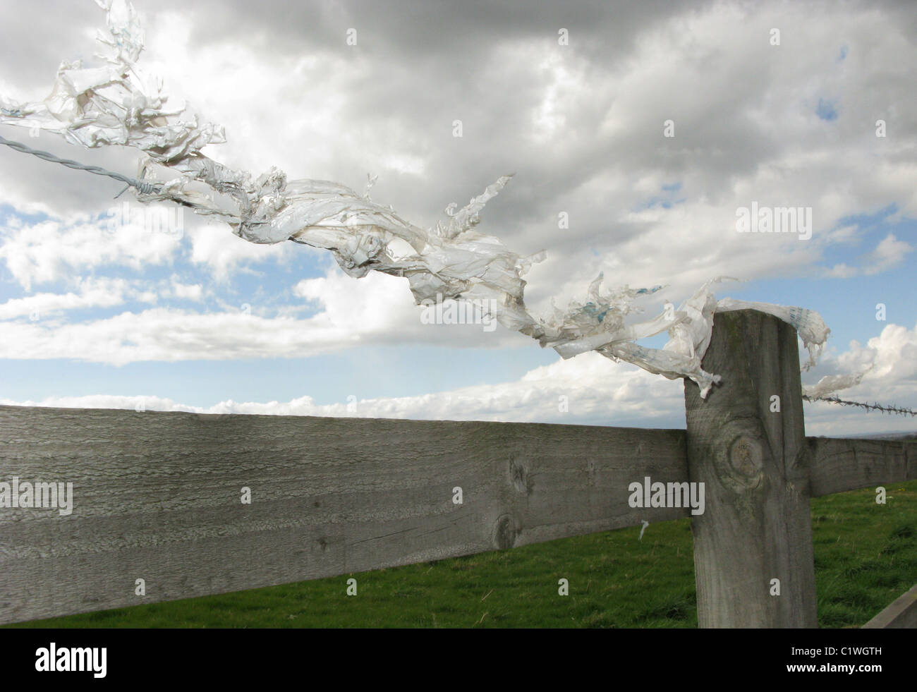 Wooden fence wrapped wire hi-res stock photography and images - Alamy
