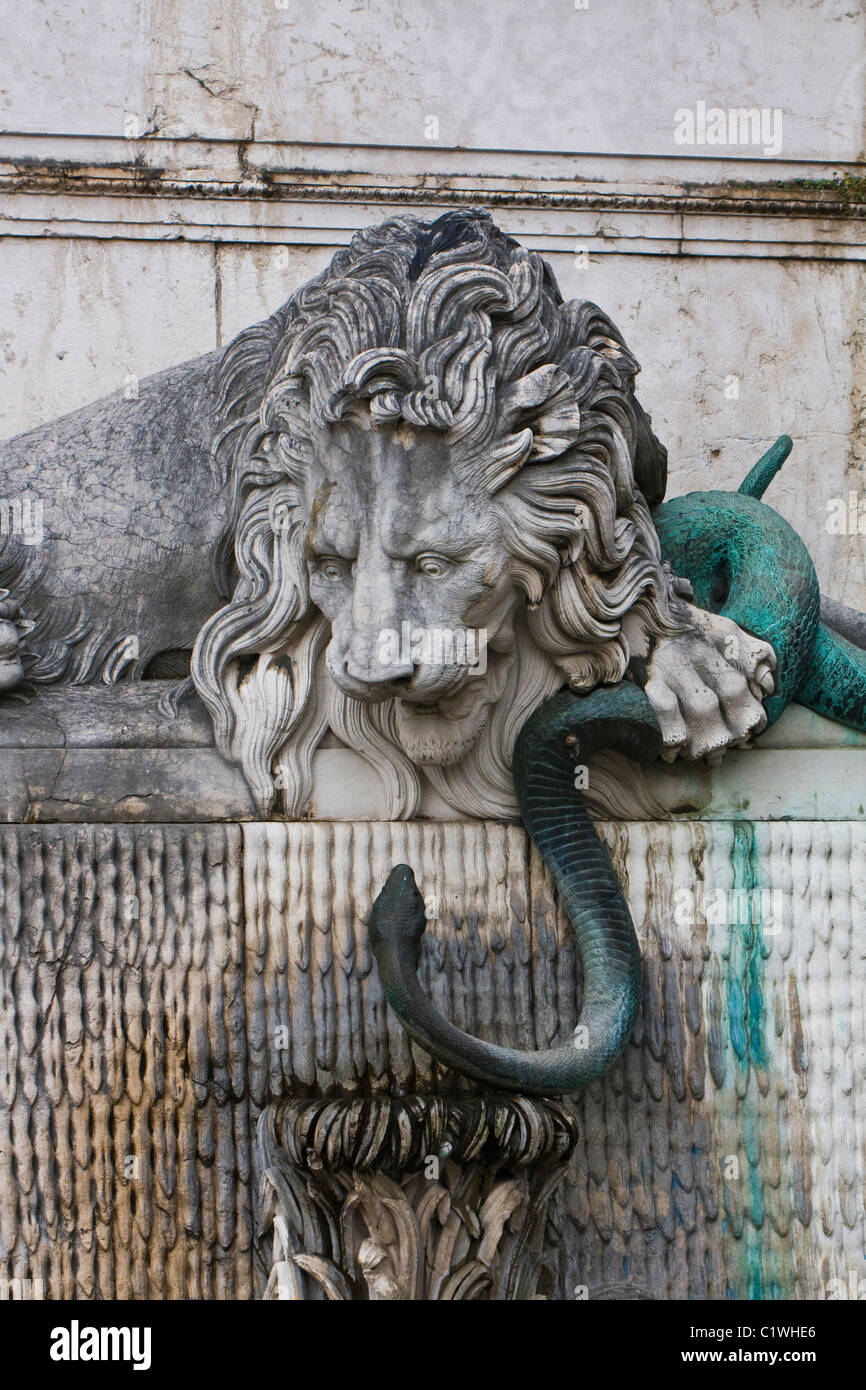 Fountain snake sculpture hi-res stock photography and images - Alamy
