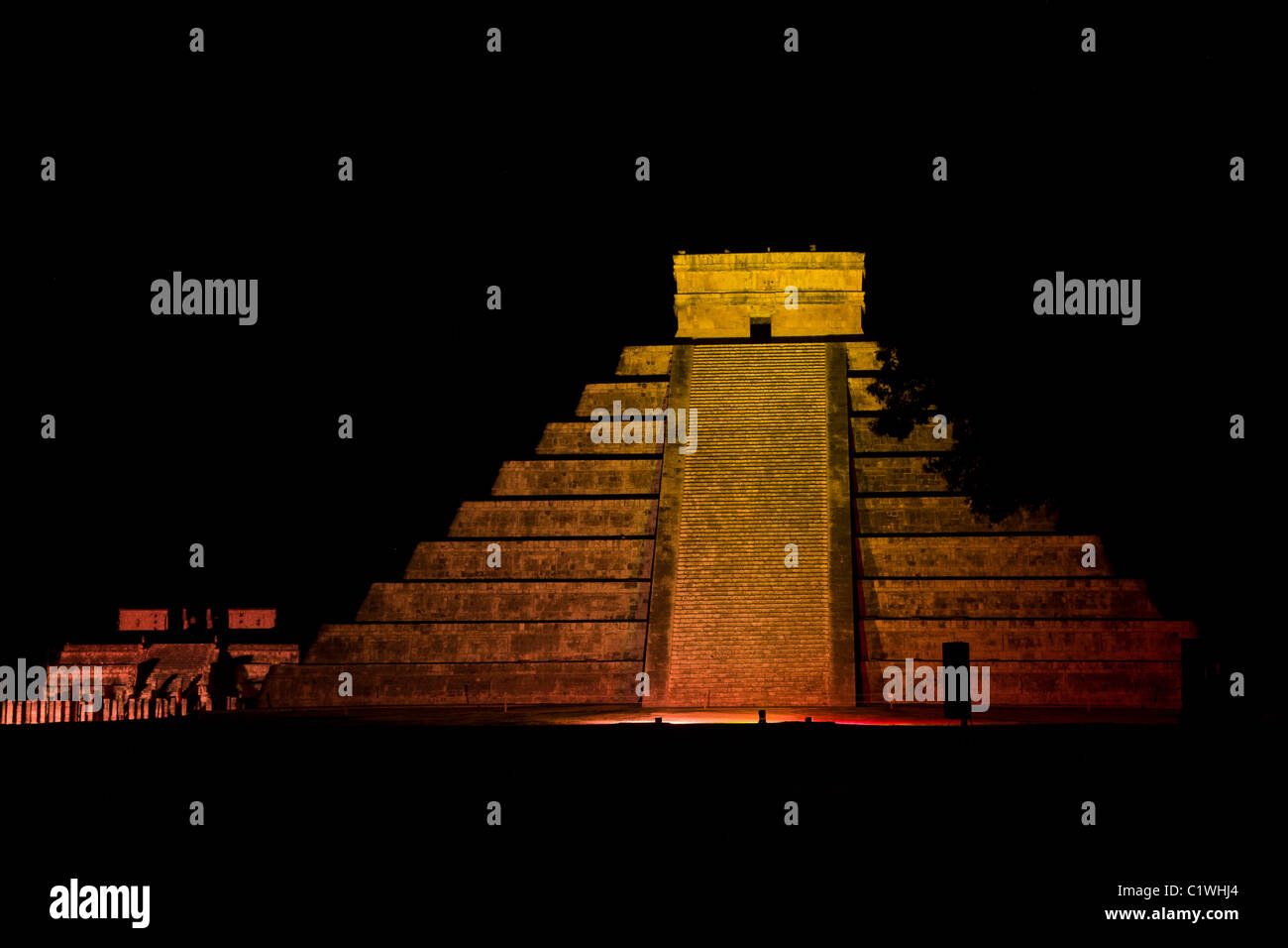 Mayan pyramid at chichen itza at night hi-res stock photography and ...